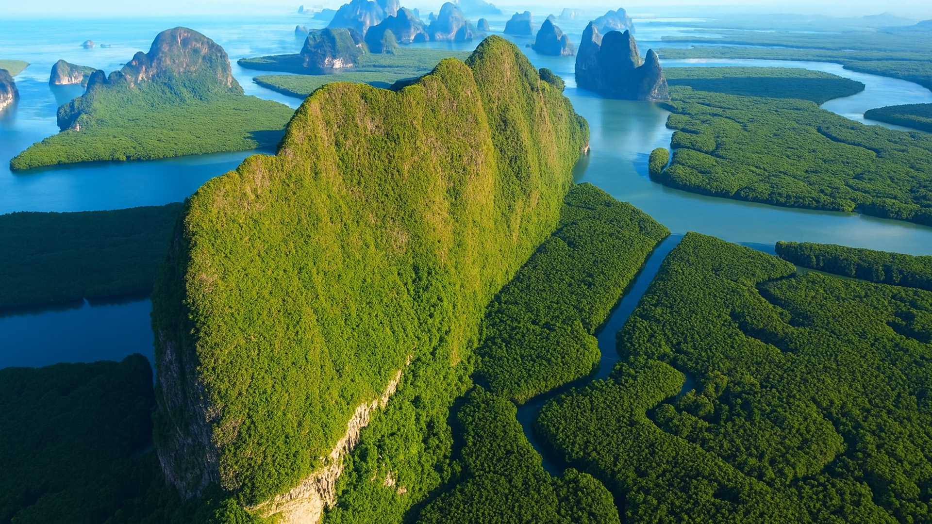 Mangroverivieren en Kalkstenen Eilanden in Thailand in 4K