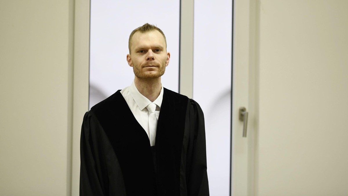 „Sie rannte wie ein Feuerball durch die Bahn“: Mann zündete Gattin an