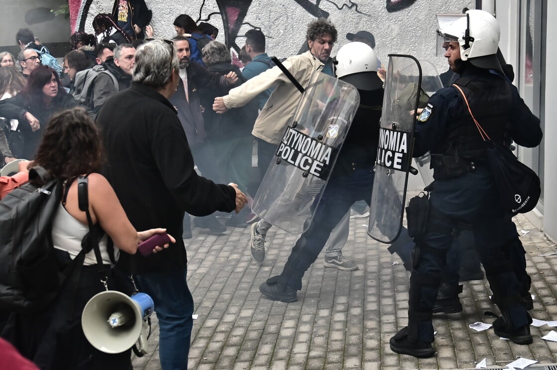 Επεισόδια στο Μεταξουργείο κατά τη διαμαρτυρία εκπαιδευτικών και γονέων