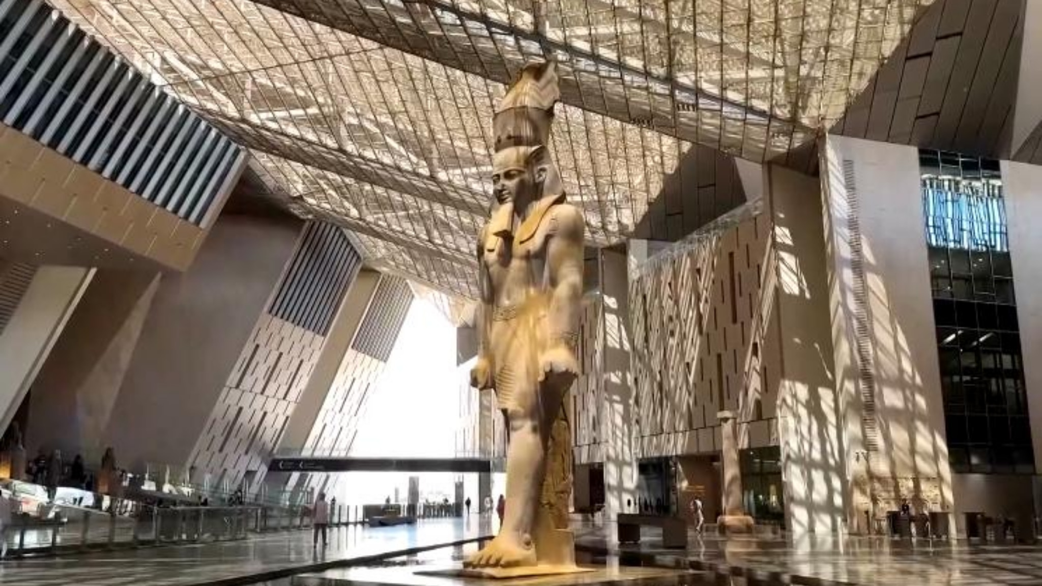 Il colossale Ramses II dà il benvenuto ai turisti al Grande Mueso Egizio