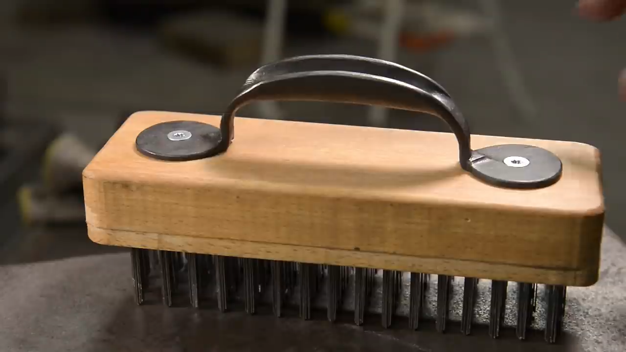 This is how a blacksmith forges a perfect brush handle from steel
