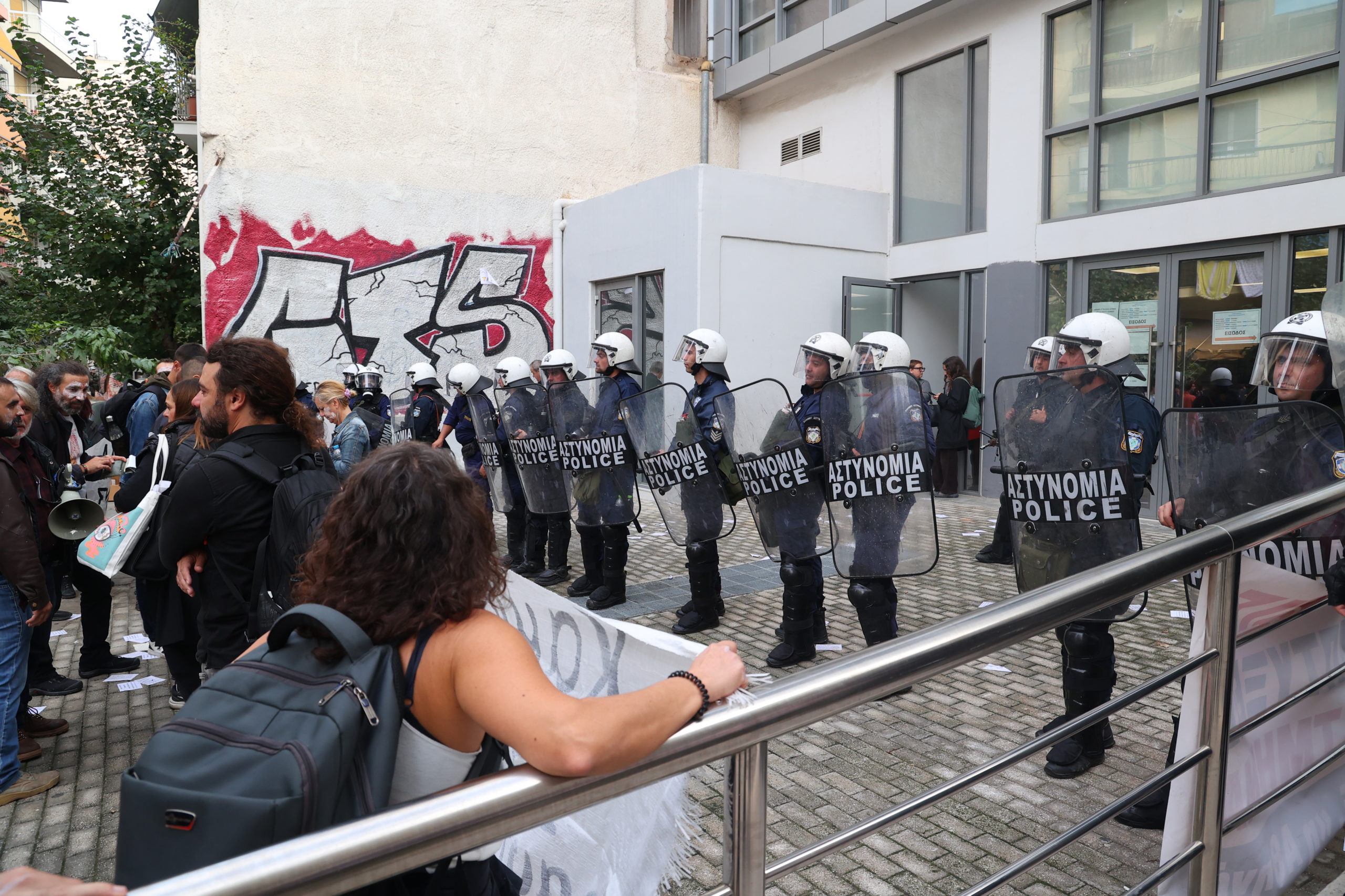 Μεταξουργείο: Επεισόδια με κρότου λάμψης και χημικά έξω από τη ...