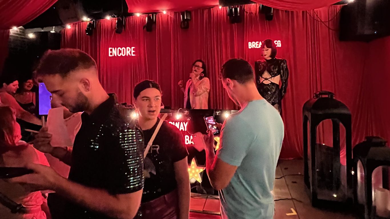 A Broadway sing-along bar just popped up