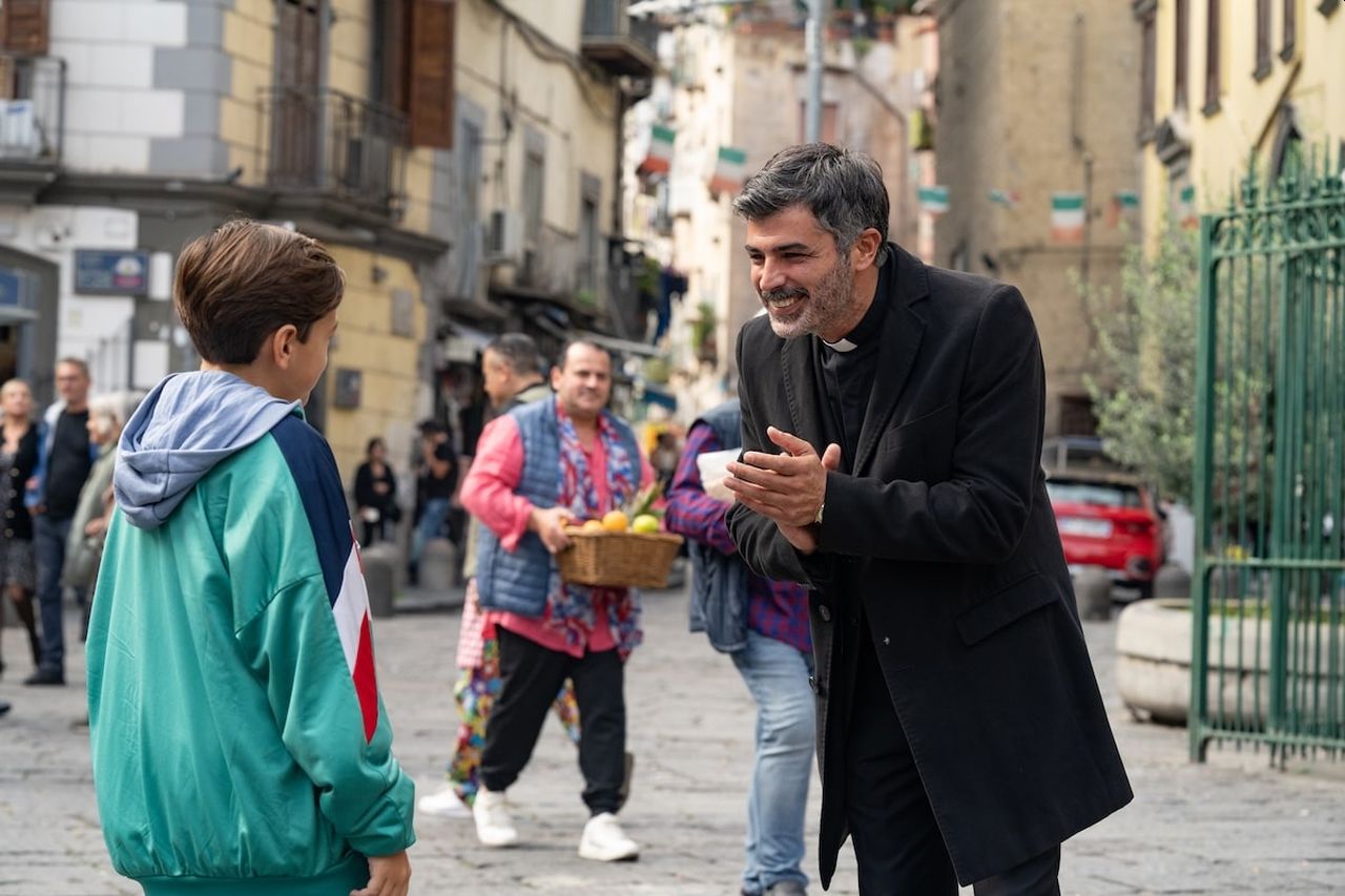Noi del Rione Sanità, la storia vera al centro della fiction su Don Antonio Loffredo e i suoi ...