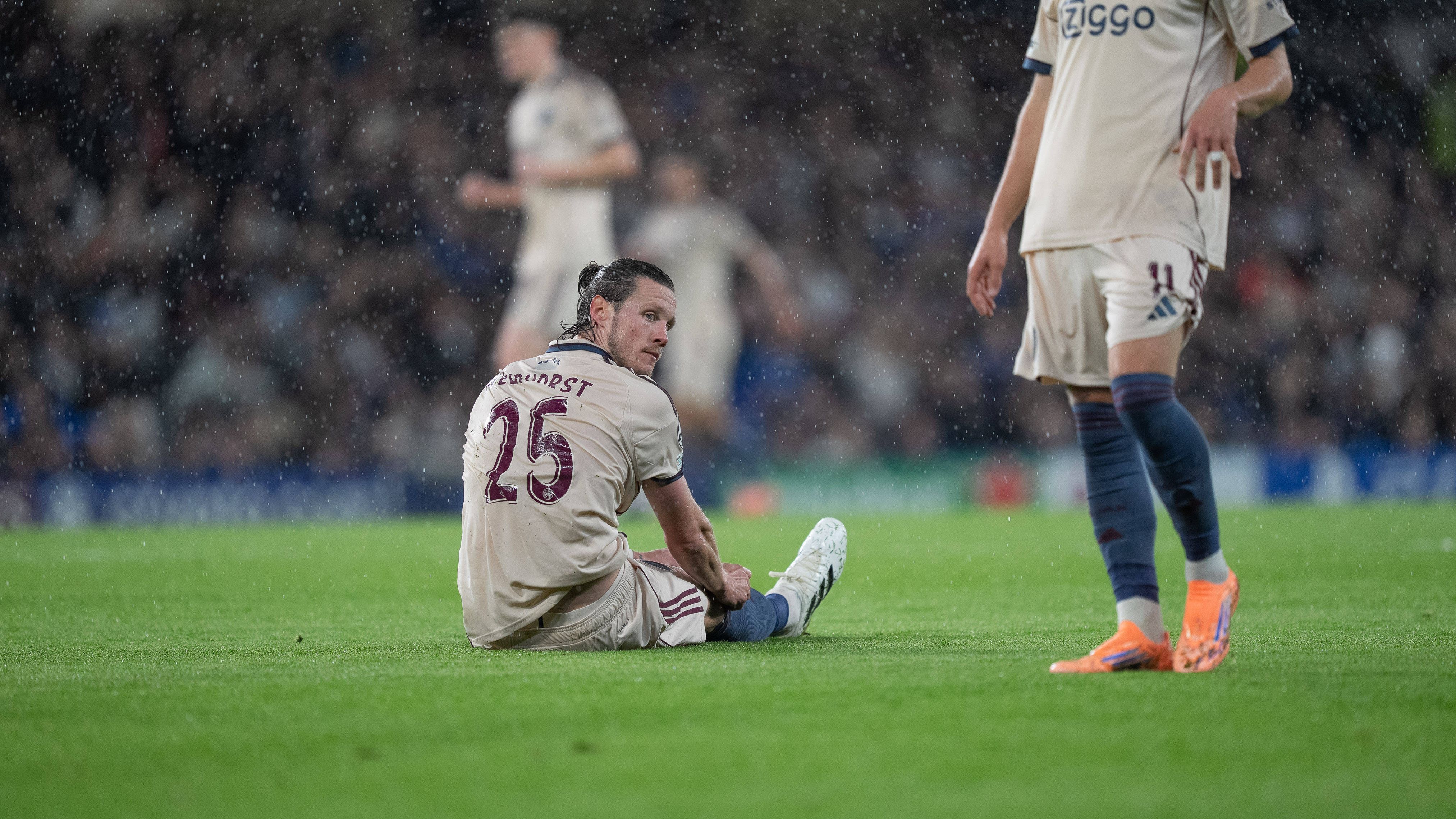 Wout Weghorst wordt keihard aangepakt: 'Hij laat Ajax in de steek met ...