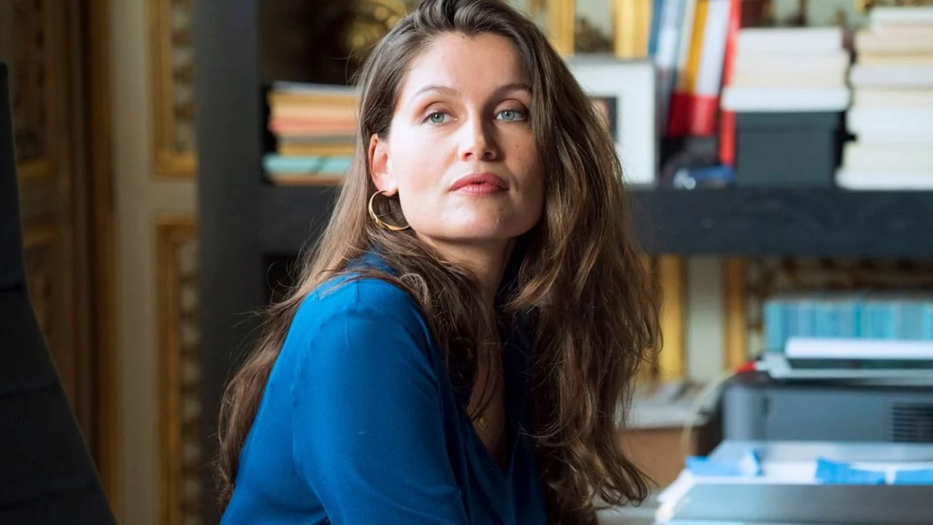 At 47, Laetitia Casta overturns the codes in a lace look