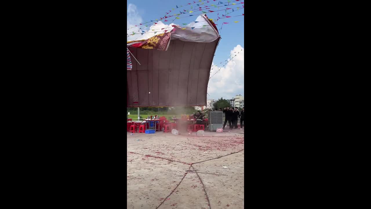 Mini tornado overturns outdoor tent in Guangdong, China