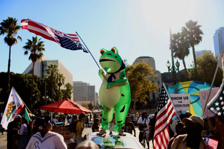 How inflatable costumes ballooned at anti-Trump rallies due to a ...