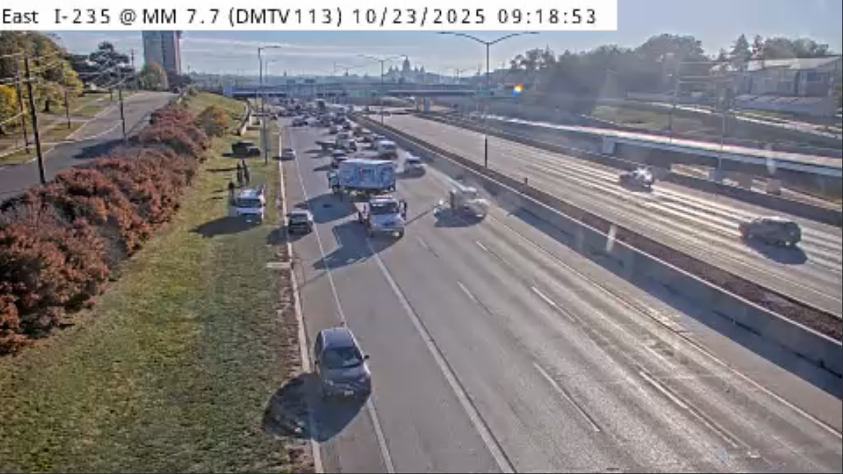 Iowa traffic: Crash closes multiple lanes on I-235