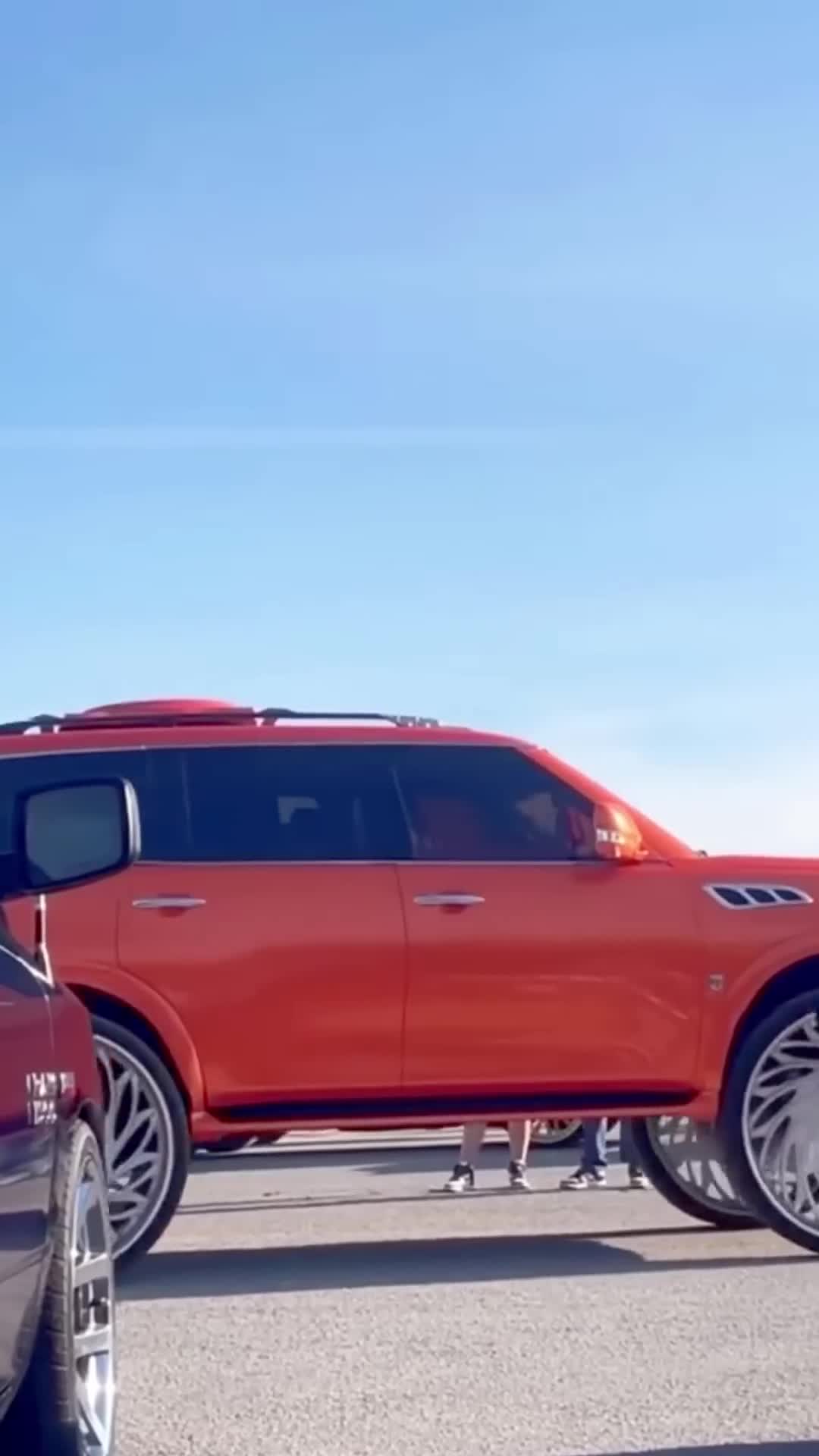 🍊 Infiniti QX on 34’s coming thru