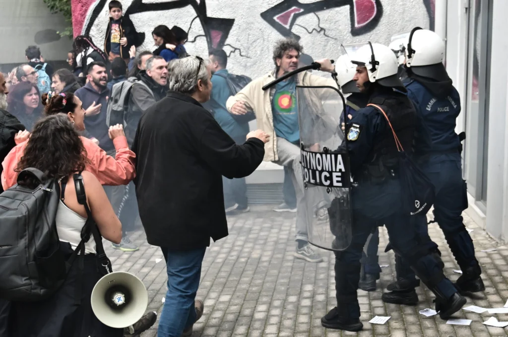 Στο νοσοκομείο «Παίδων» 7χρονο αγοράκι από τα χημικά των ΜΑΤ στο ...