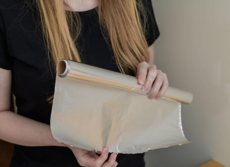 Waarom één kant van aluminiumfolie glanst – en welke jij moet gebruiken