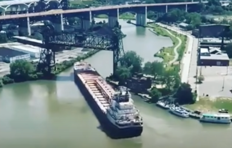 Ship pilot shows incredible skill in a tight channel