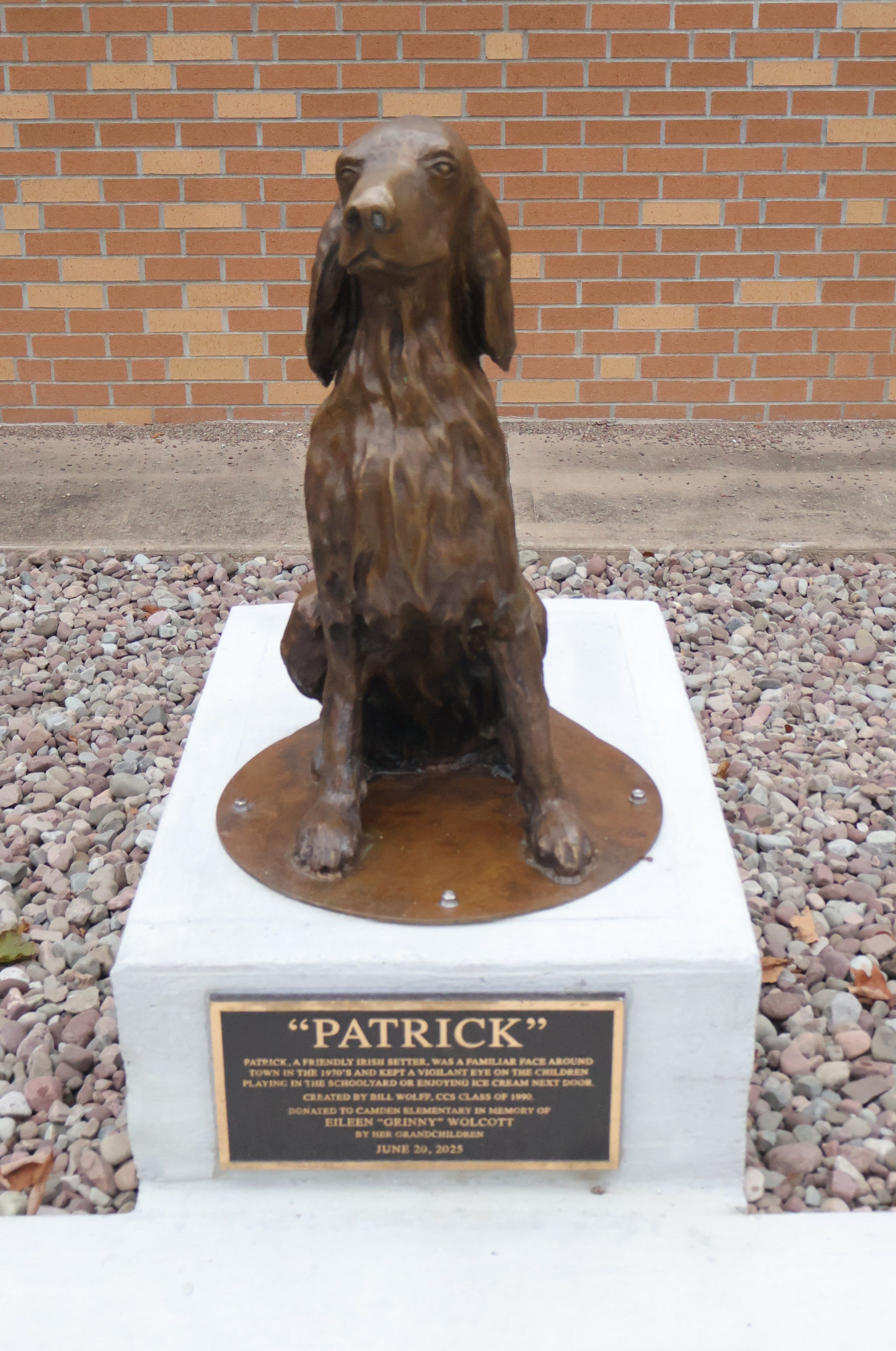 Statue of Patrick, an Irish setter dog from the '70s honored in Camden