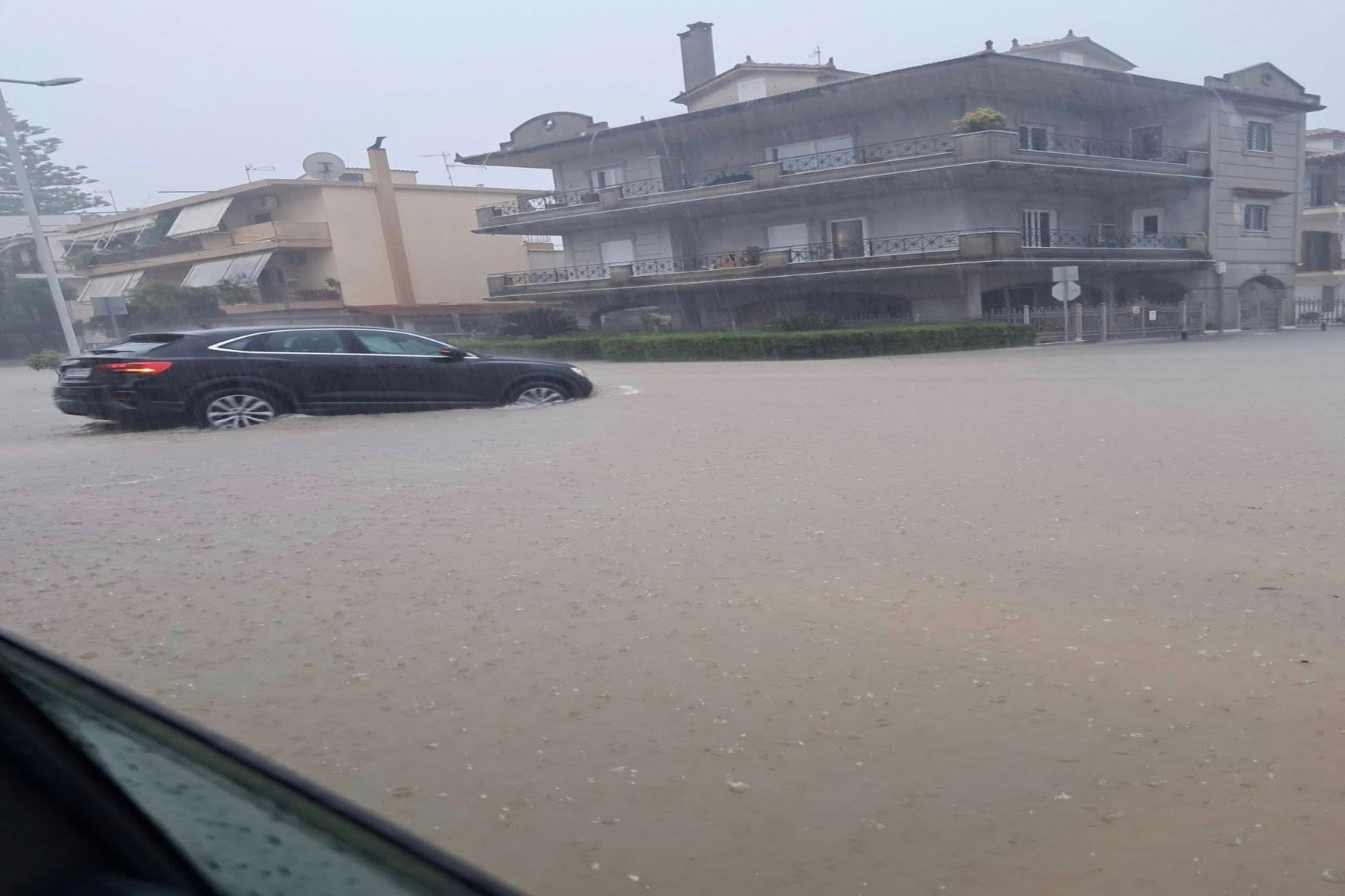 Σφοδρή βροχόπτωση σε Μεσολόγγι και Αιτωλικό: Πλημμύρισαν σπίτια και ...