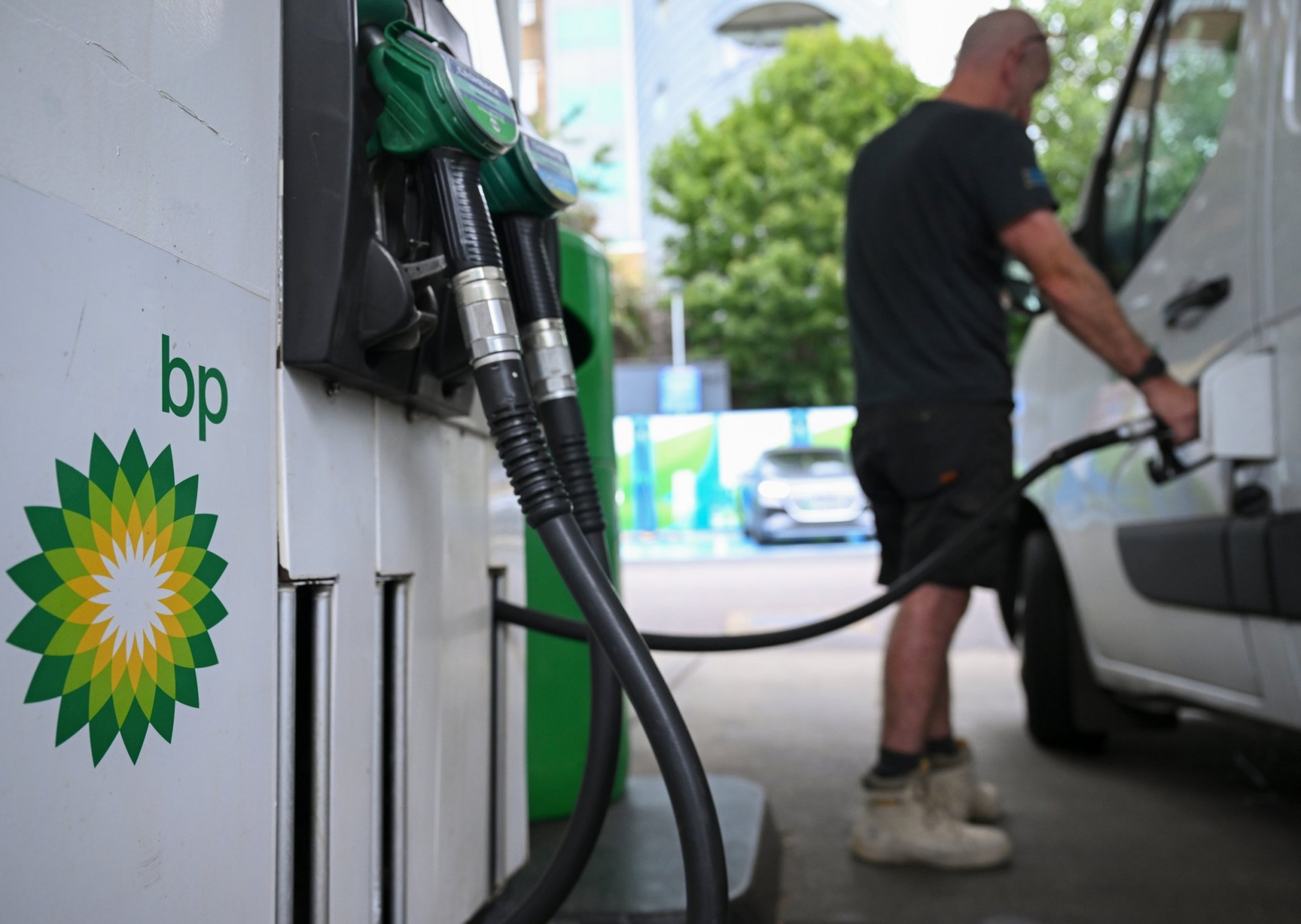UK fuel prices: Will timing your purchase save money?