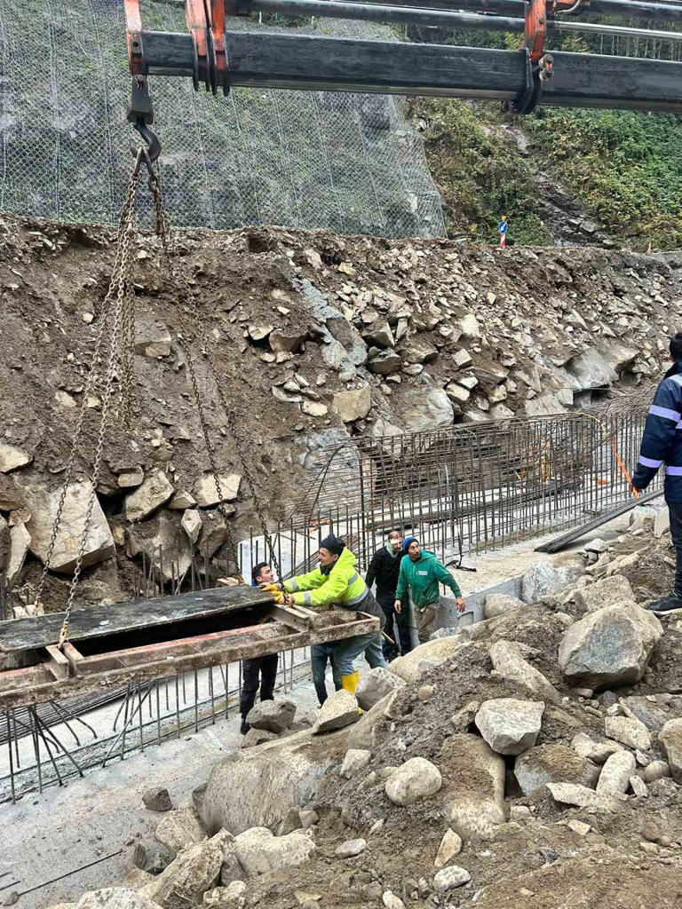 Rize’de duvar inşaatında kalıp çöktü: 5 işçi yaralı
