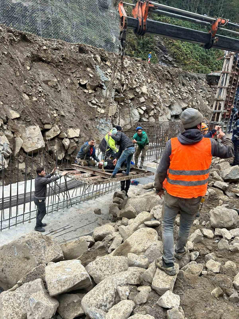 Rize’de duvar inşaatında kalıp çöktü: 5 işçi yaralı