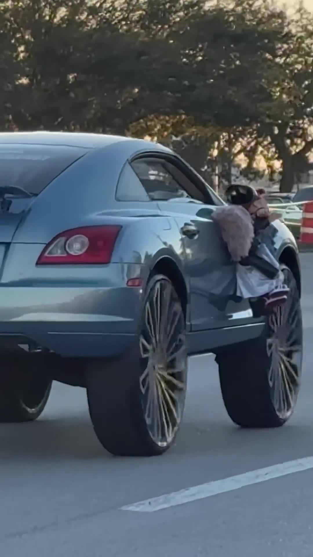 Chrysler Crossfire on 30’s Skatin