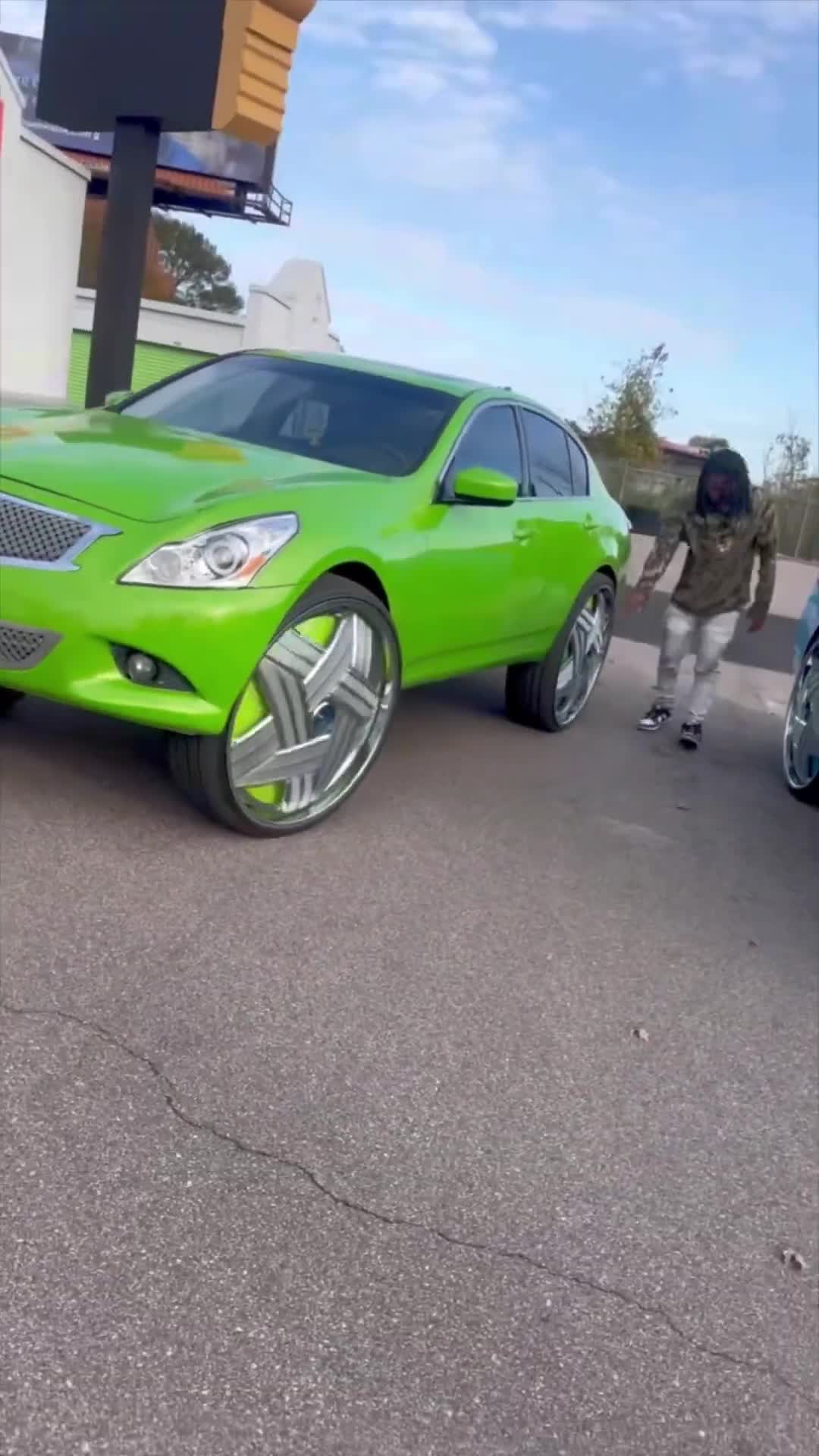 DDFG KY’s Infiniti on 30”s DUB skates