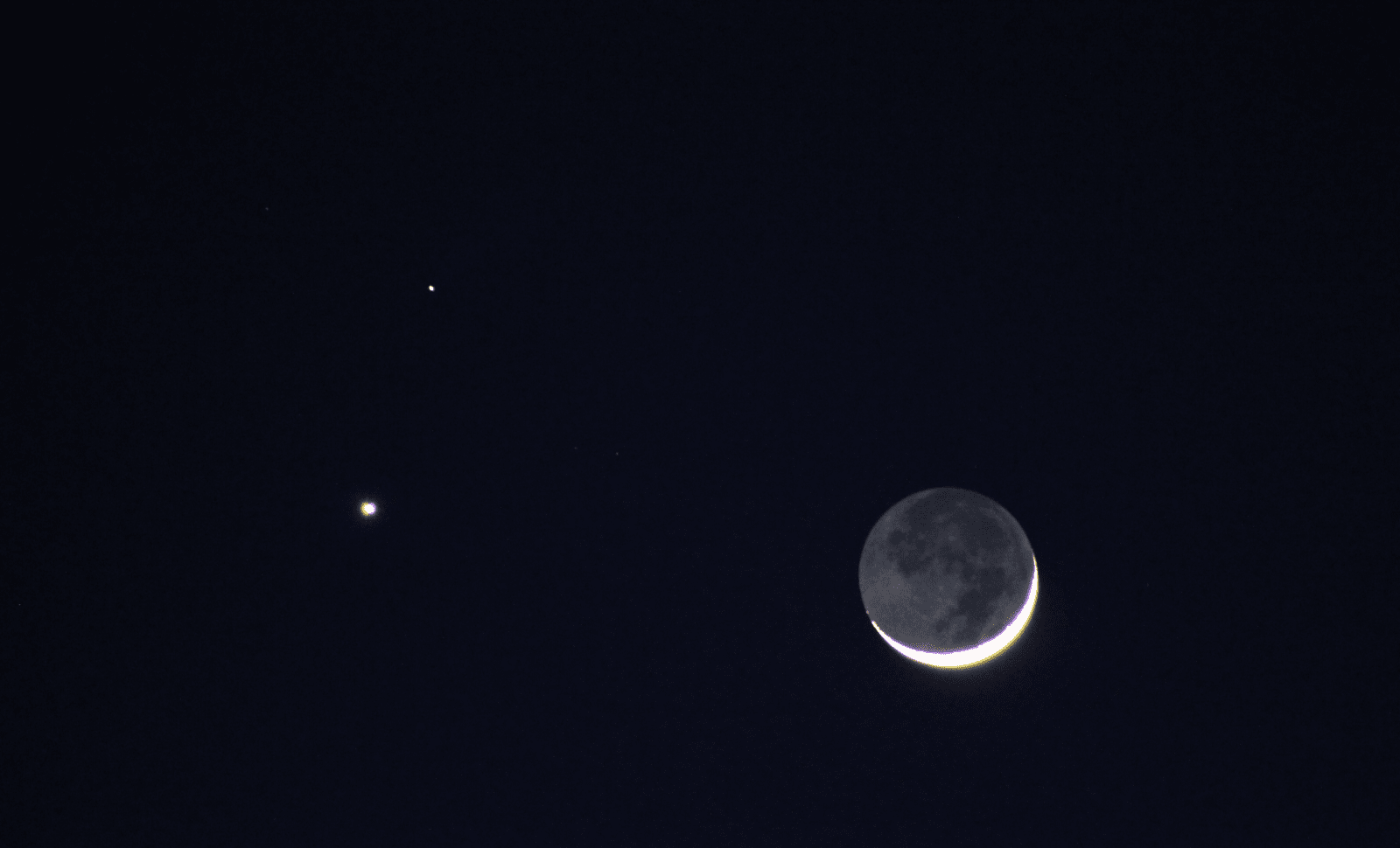 Catch a Stunning Crescent Moon Alignment with Mars and Mercury Tonight