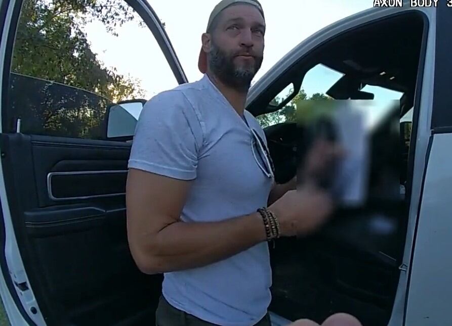 Bodycam footage implies former NFL quarterback attempted to leave scene ...