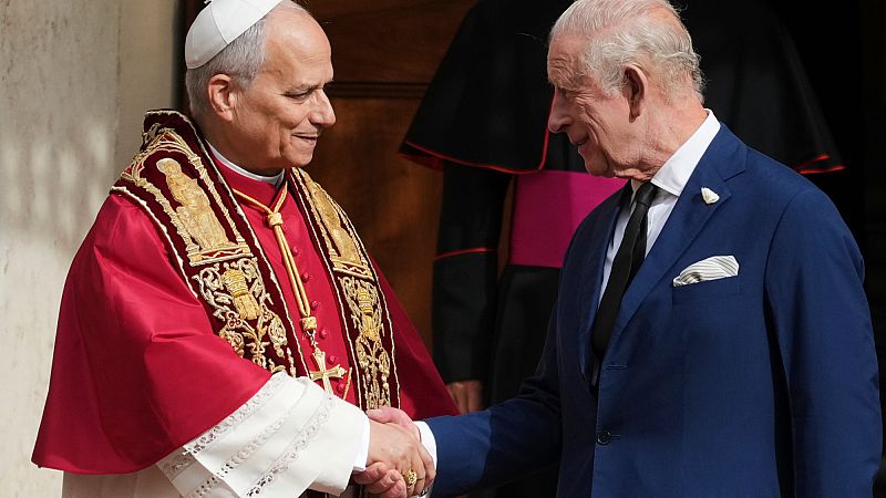 Le roi Charles et la reine Camilla rejoignent le pape pour une prière ...