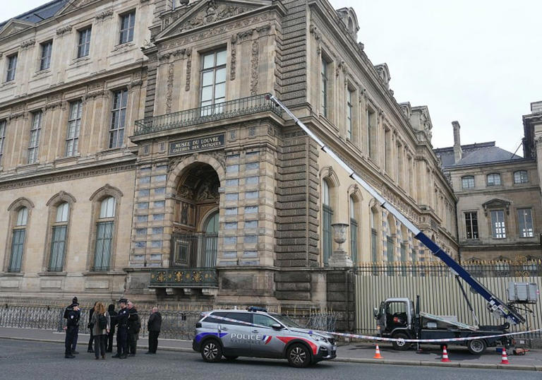 Video captures thieves escaping after Louvre Museum jewel heist