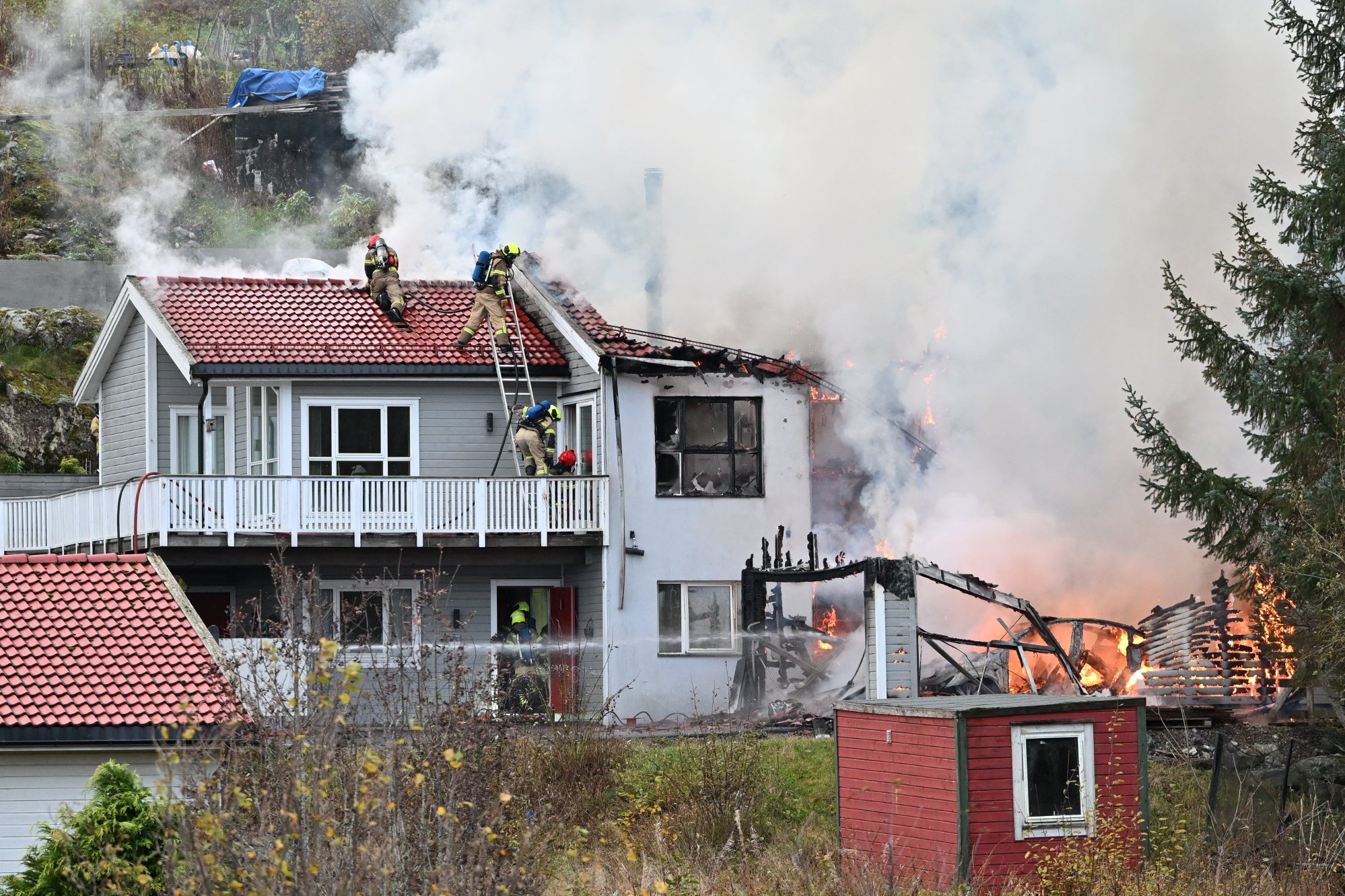 Garasjebrann på Sotra: – Tre personer kom seg uskadd ut