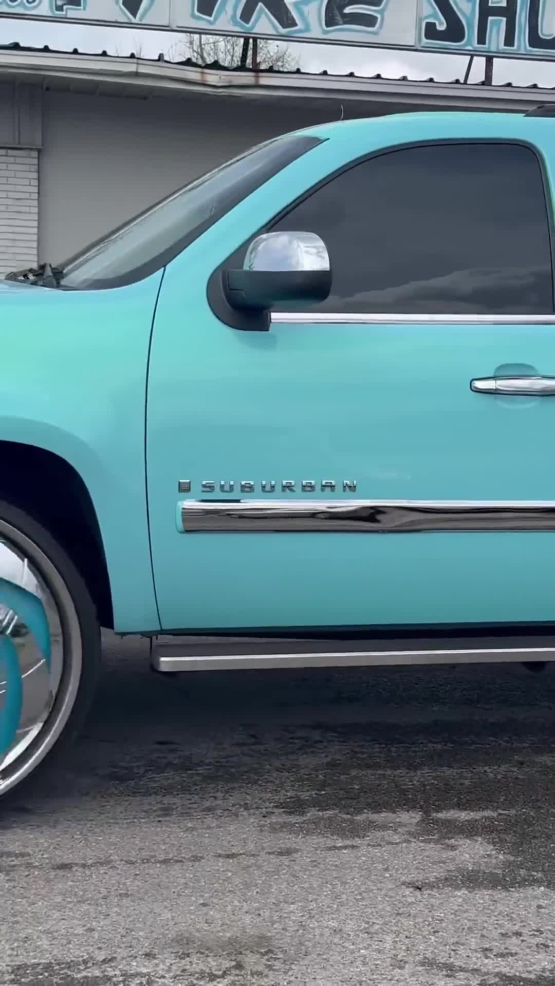 Chevy Suburban on 30” DUB Floaters Sliding