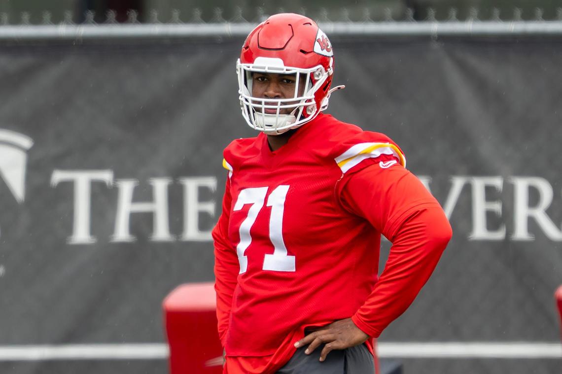 Chiefs provide 3 personnel updates, including on Josh Simmons ...