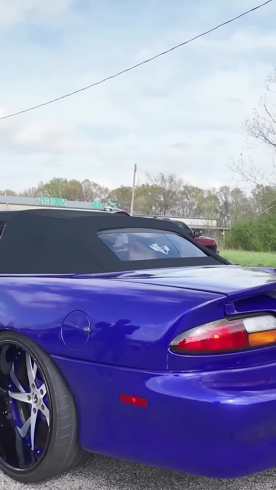 SS Chevy Camaro vert on 22’s Forgiatos smoked out the scene