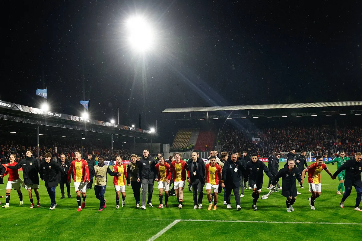 Go Ahead Eagles boekt historische zege op Aston Villa; Feyenoord wint ...