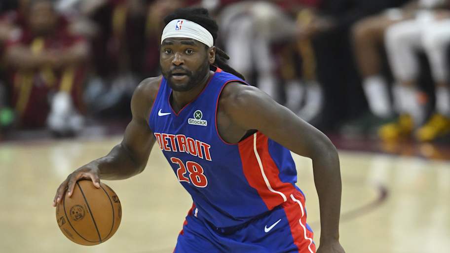 Isaiah Stewart Stays Ten Toes Down in Barefoot Basketball Shoes