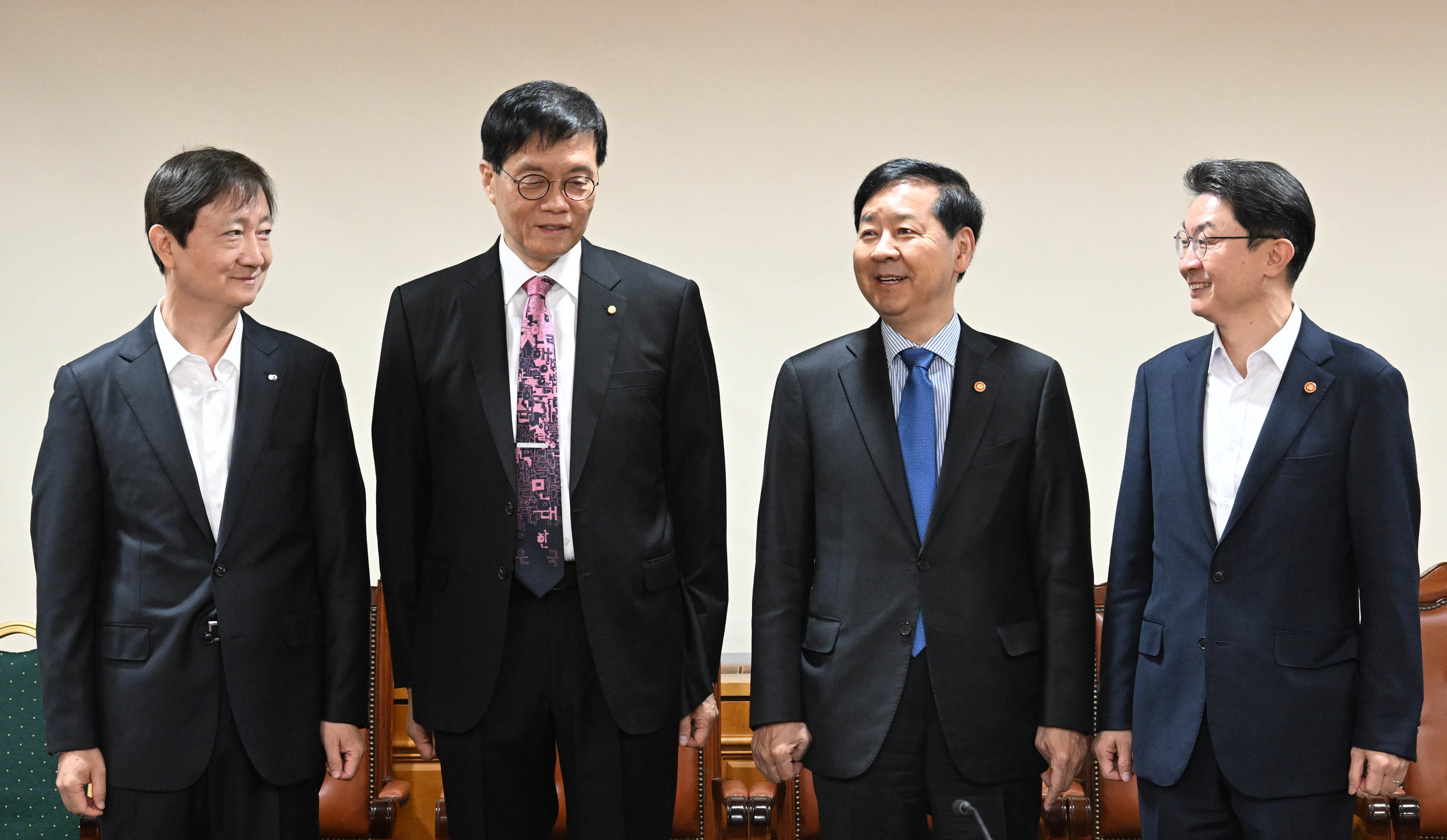 Deputy Prime Minister Koo to Monitor International Financial Markets 24/7