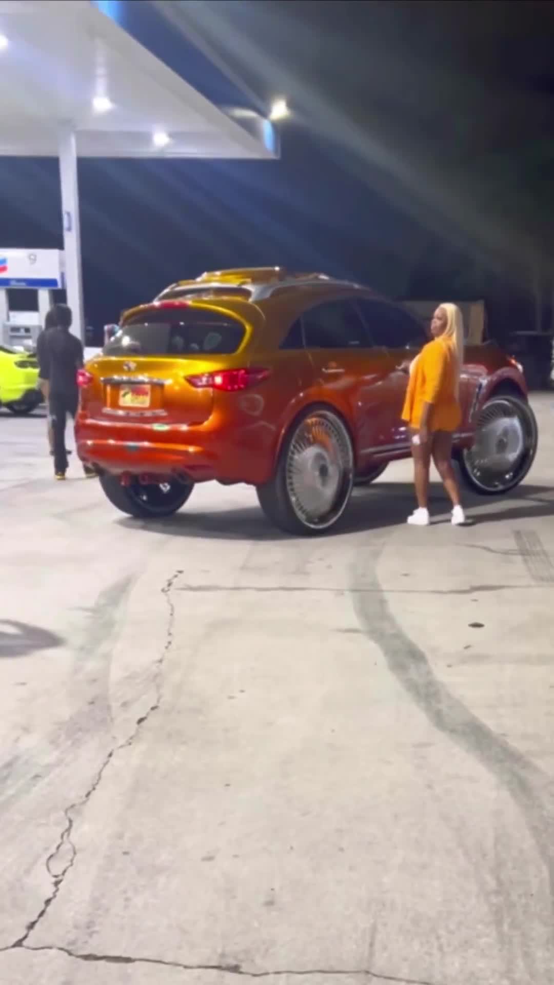 Candy gold Infiniti FX on 32’s DUB floaters