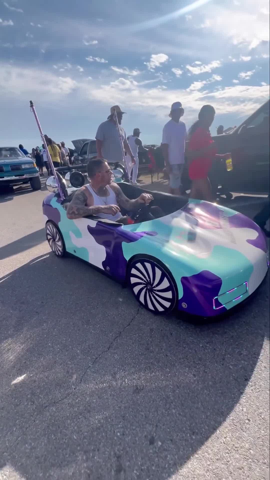 Homie Comin Thru Midwest Fest Carshow in his Custom Cart on DUB ...