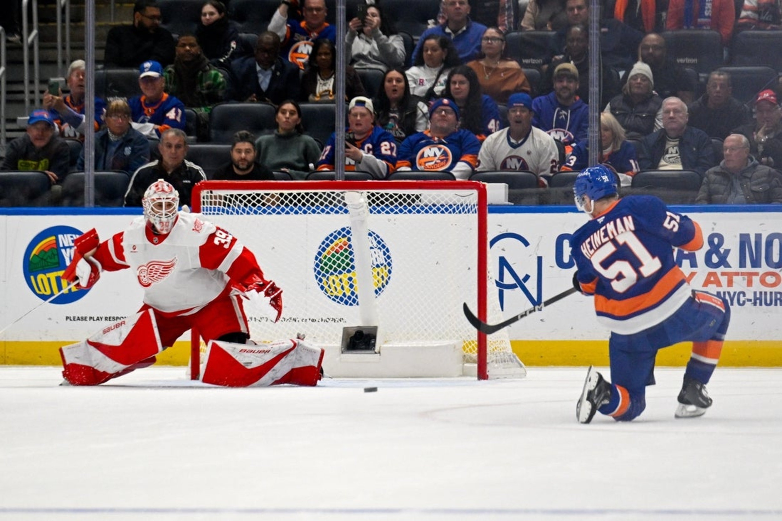 On a hot streak, Isles strive to maintain supremacy over Flyers