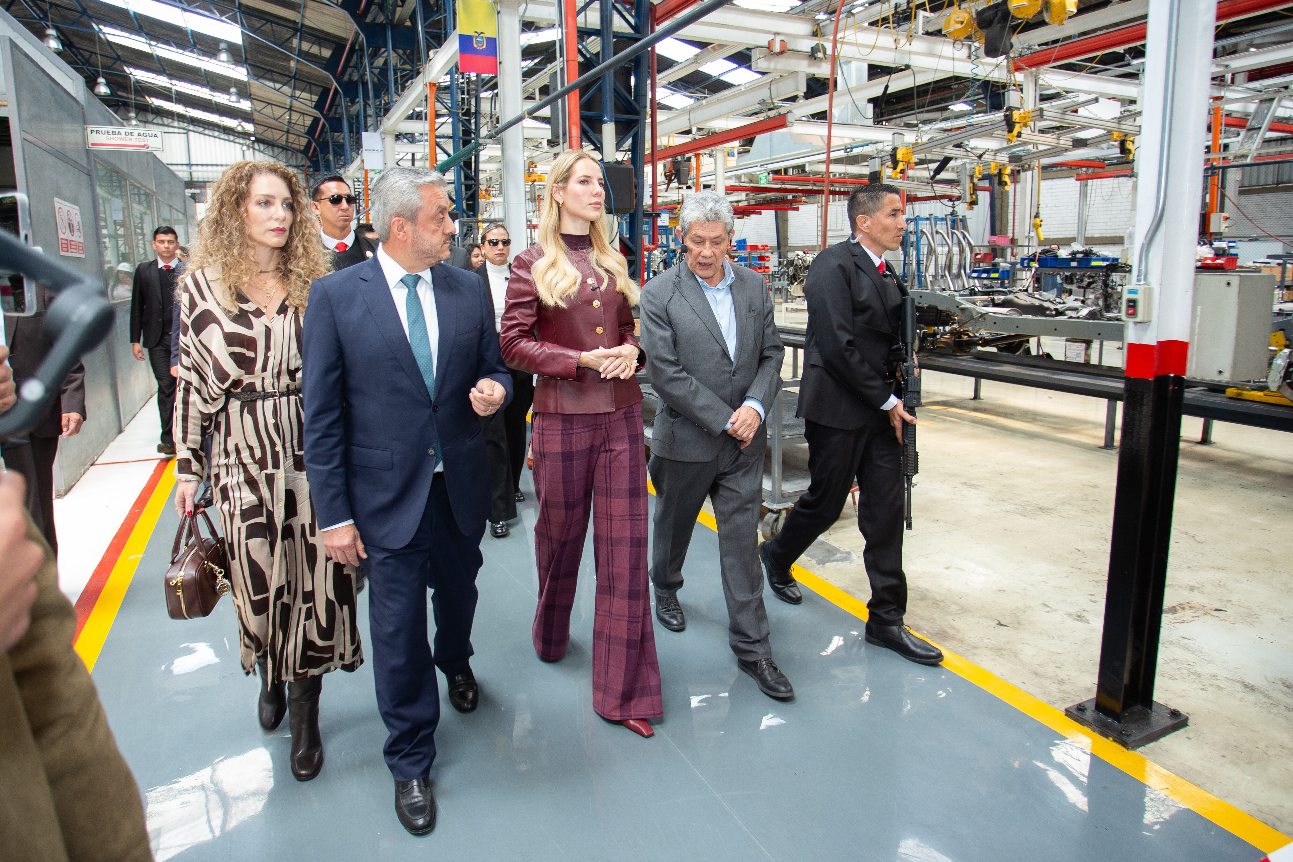 ARMACAR y AYMESA presentan “La Camioneta de Ecuador” y donan la primera unidad a Fundación ANA