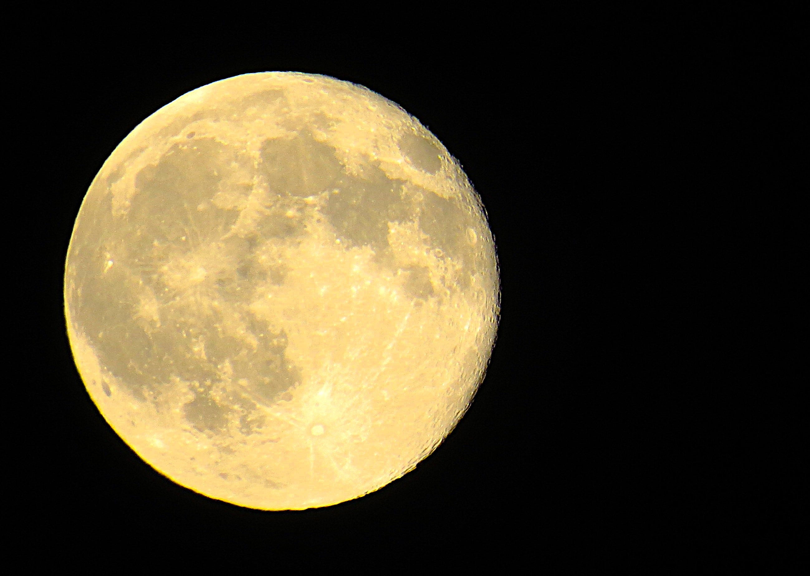 Is there a full moon tonight? Why is there a ring around the moon?