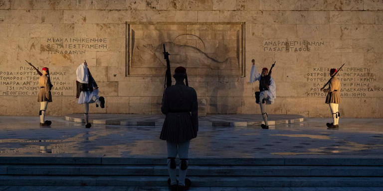 ΥΠΕΘΑ σε Δούκα για Άγνωστο Στρατιώτη: Αλίμονο αν η καθαριότητα ενέπιπτε ...