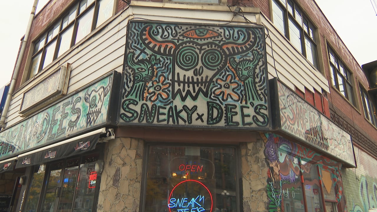 Toronto bar receives warning from Jays team on using team logo for promo