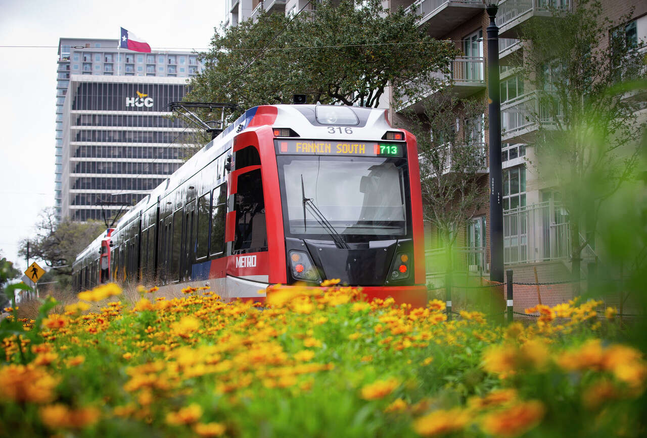 Houston Metro faces pressure to restore signal priority on the Red Line