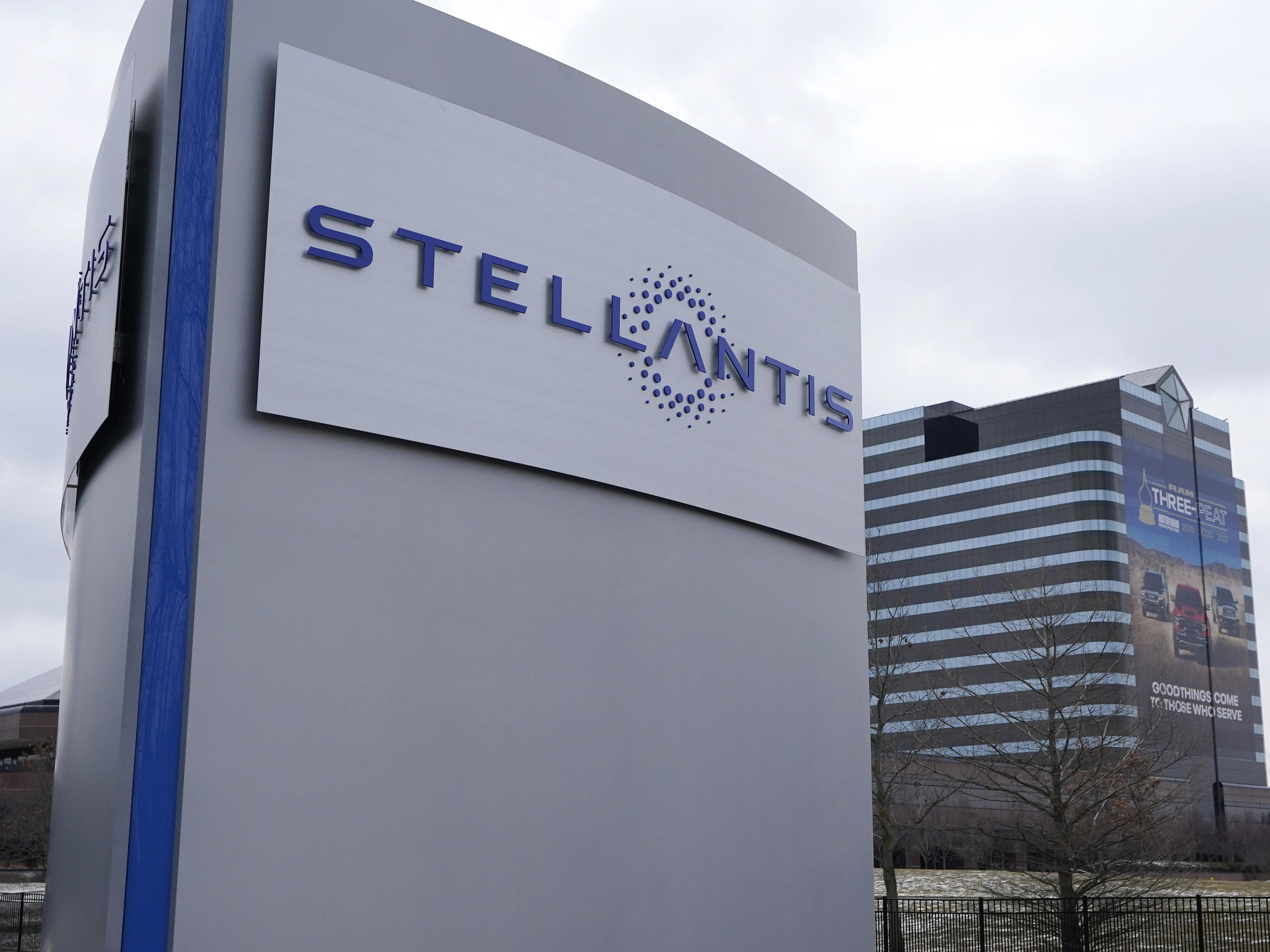 Le gouvernement fédéral riposte à Stellantis et à General Motors