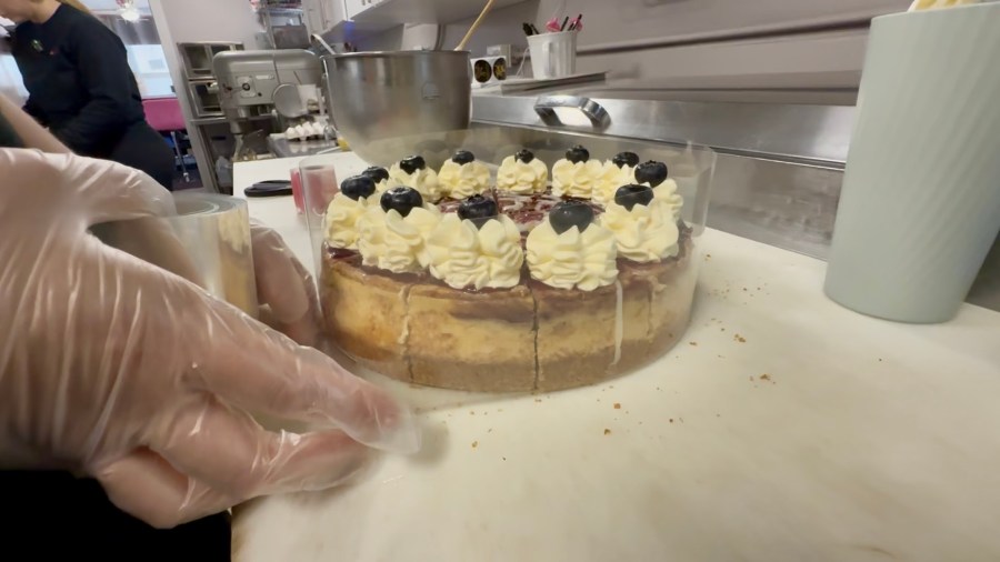 Ashton sisters show how to make delicious cheesecake