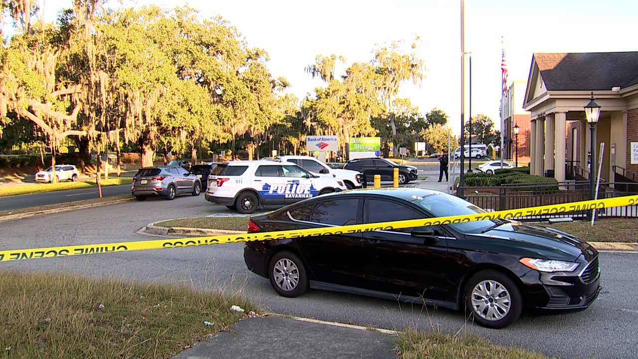 Officers respond to armed bank robbery in Savannah