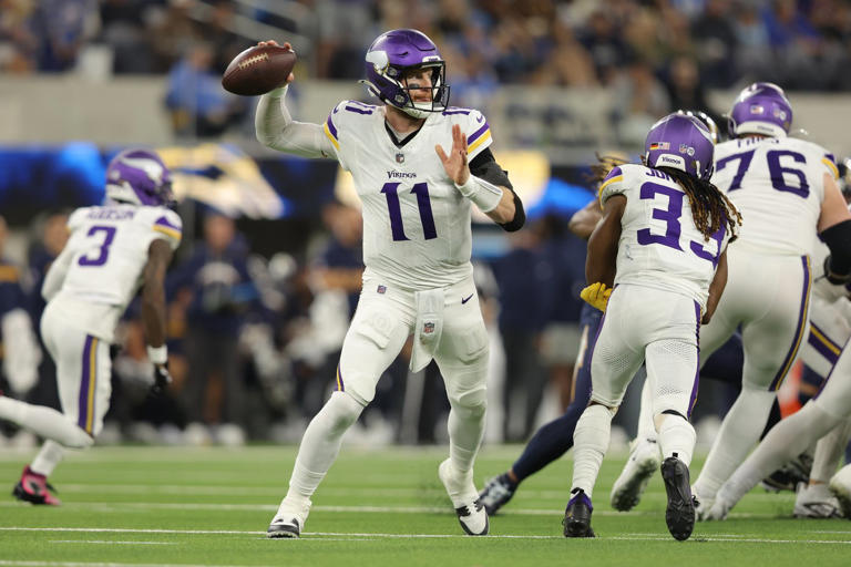 QB Carson Wentz endures painful night as Vikings fall to Chargers