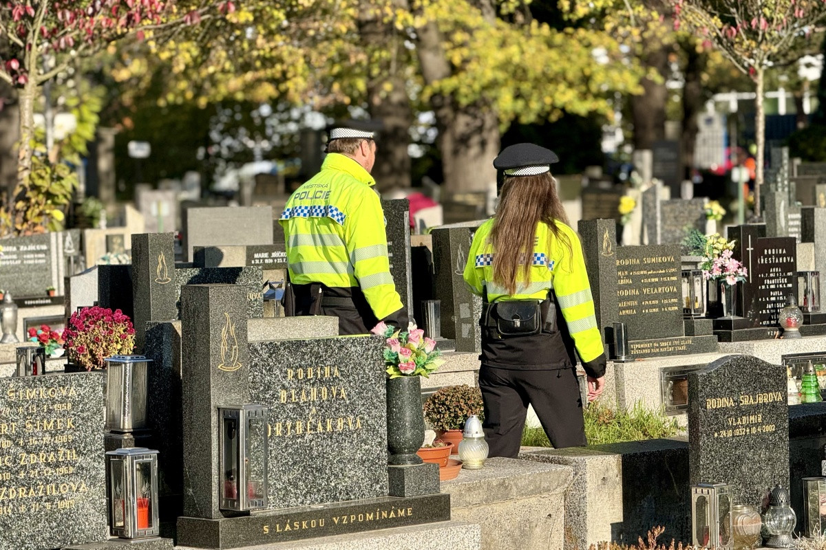 Strážníci kvůli Dušičkám od dnešního dne zesílí dohled na hřbitovech v ...