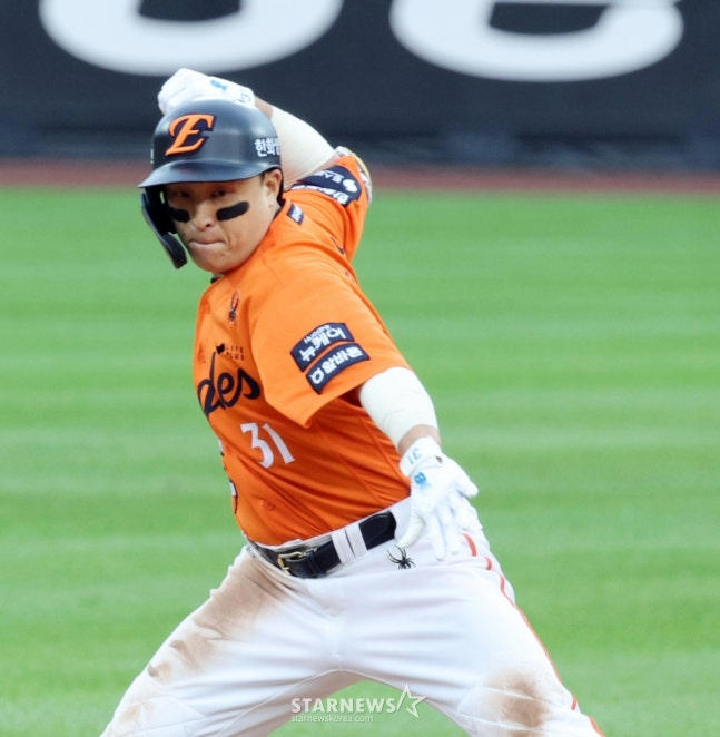 한화가 '3억+지명권' 주고 데려왔는데 리드오프 출루율 '고작' 2할이라니, KBO 최다안타 위엄 살릴까 [PO5]