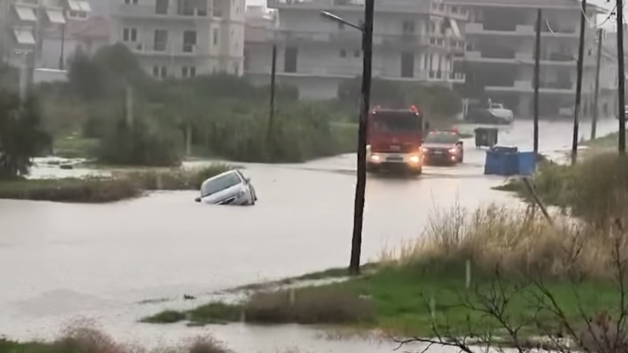 Εικόνες χάους στο Μεσολόγγι από τις πλημμύρες - Ξυλοκόπησαν δημοτικό ...